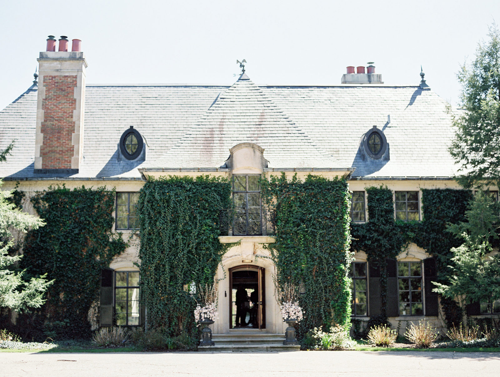Meghan & Matt's Michigan Manor Wedding - elevate-events.com